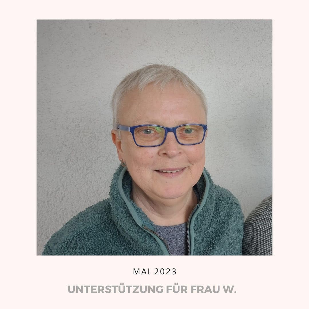Frau W. wird durch eine Lebensmittelbox unterstuetzt